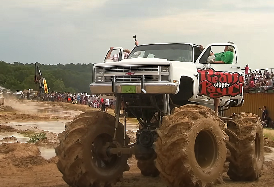 REDNECKS WITH PAYCHECKS BOUNTY HOLE FALL MUDCRAWL | OFFROADCRACKS.com